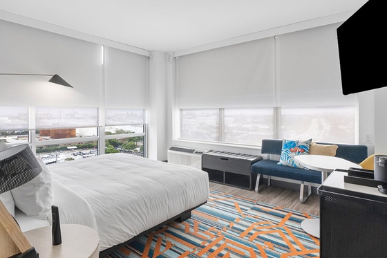 Aloft Fort Lauderdale Airport: Pool & Spa Day Pass Fort Lauderdale | ResortPass