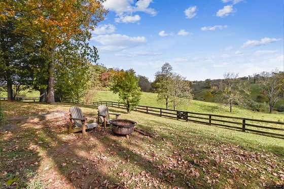 Goodstone Inn & Restaurant: Pool & Spa Day Pass Middleburg | ResortPass