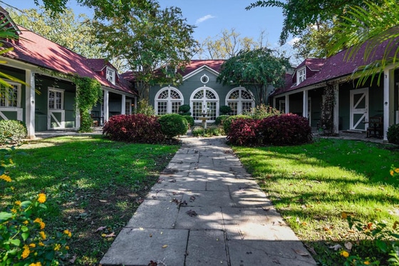 Goodstone Inn & Restaurant: Pool & Spa Day Pass Middleburg | ResortPass